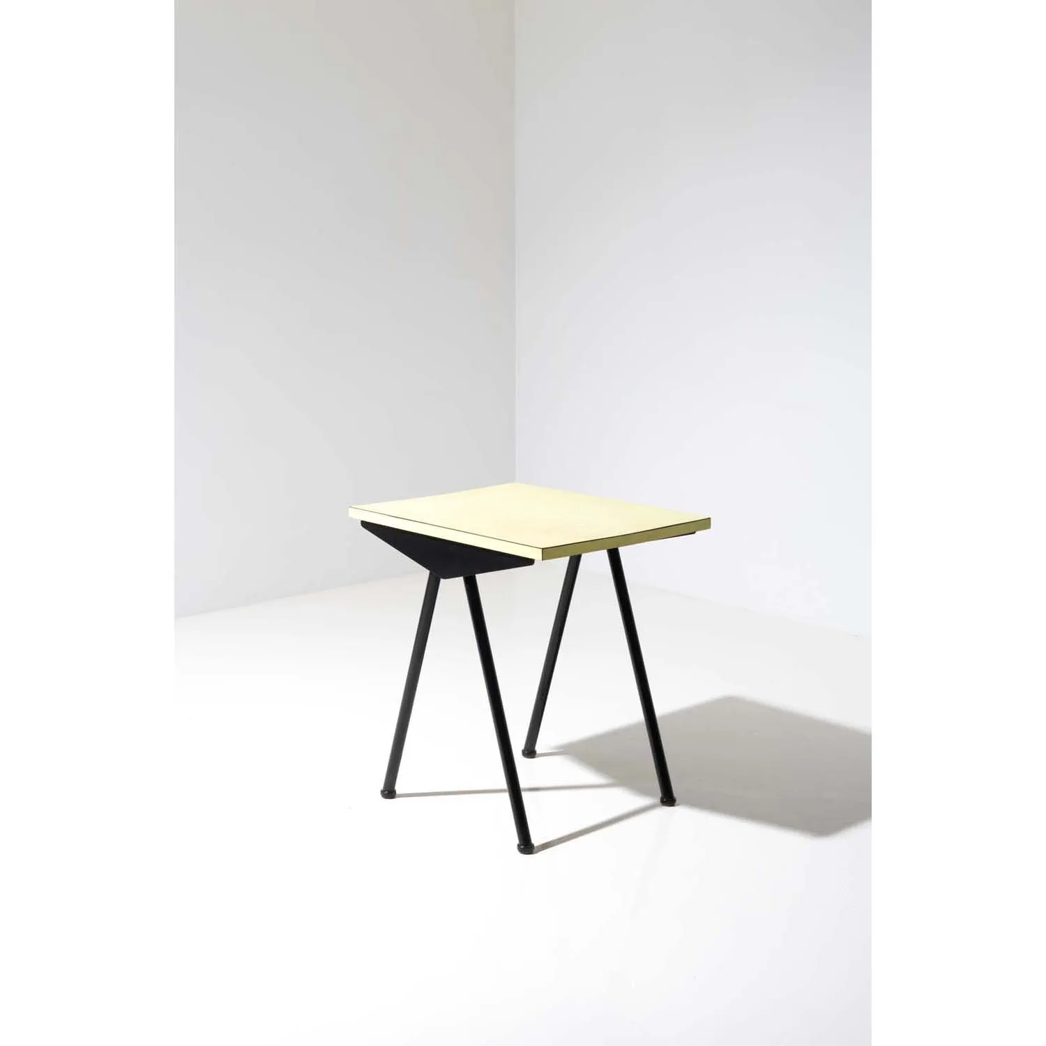 Table Jean Prouvé : Prix et cote en 2025